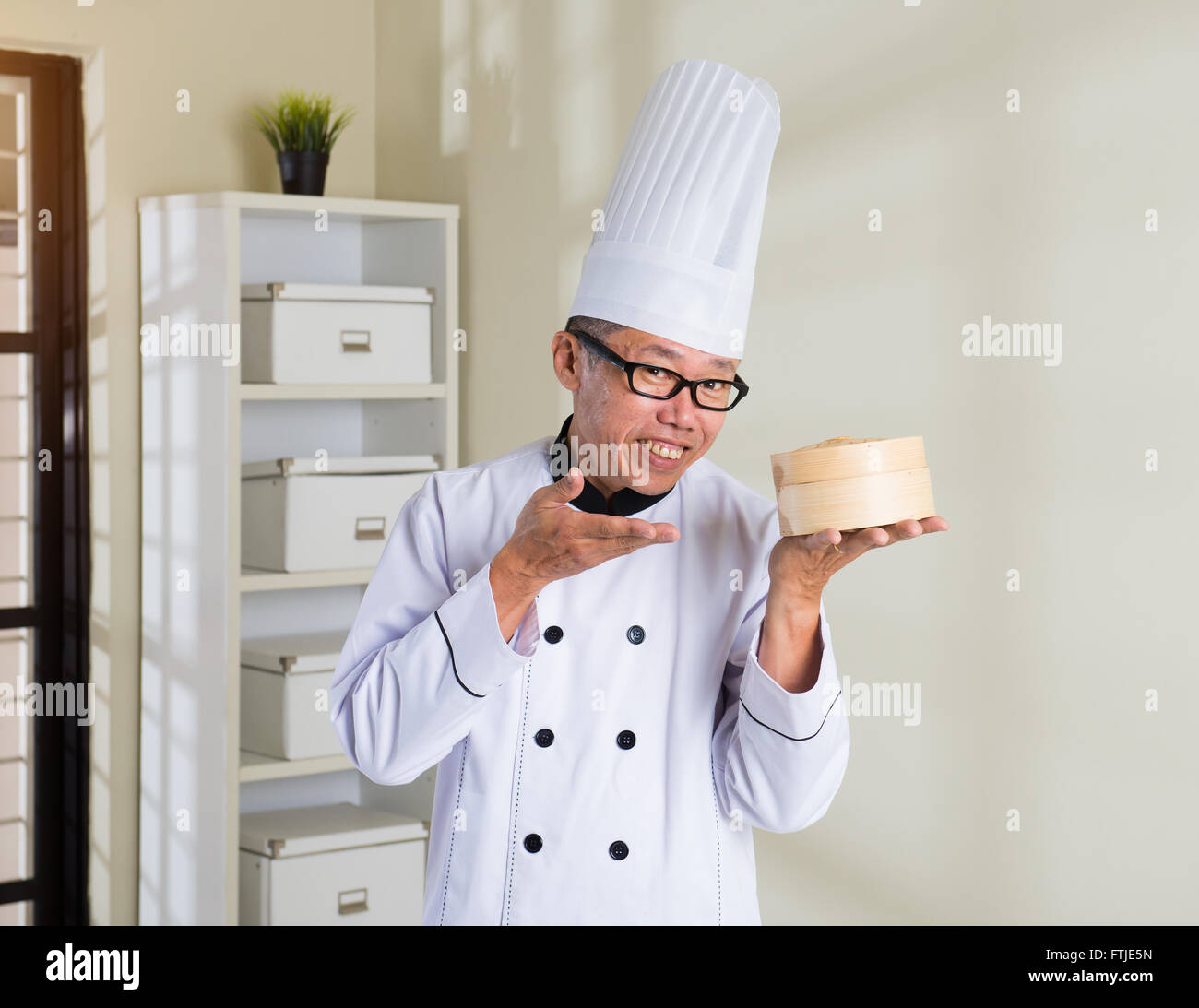 Worker chinese chef standing hi-res stock photography and images - Alamy