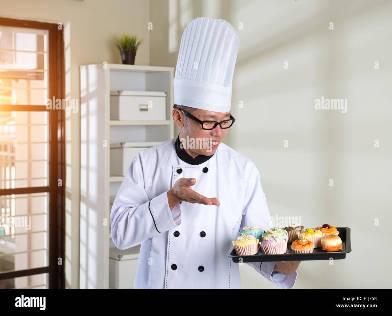Worker chinese chef standing hi-res stock photography and images - Alamy