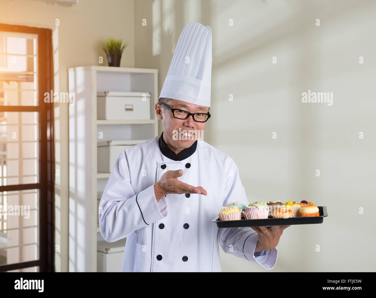 Worker chinese chef standing hi-res stock photography and images - Alamy
