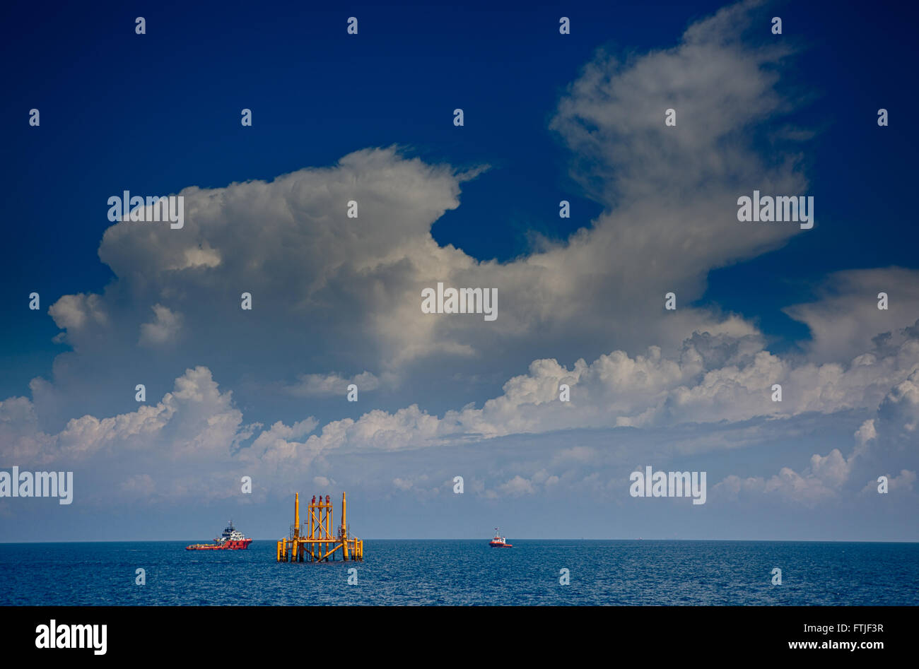 Oil platform tanker in sea hi-res stock photography and images - Alamy