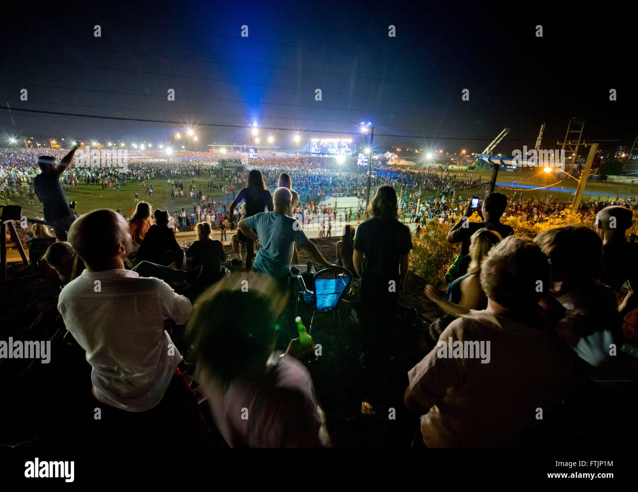Havana, Cuba. 25th Mar, 2016. Fans dance and cheer during a Rolling ...