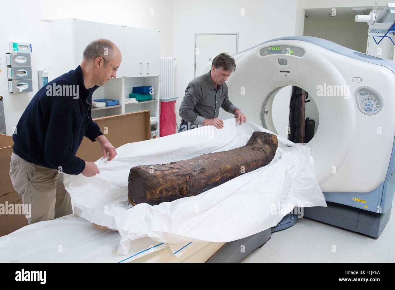 Mummification process hi-res stock photography and images - Alamy