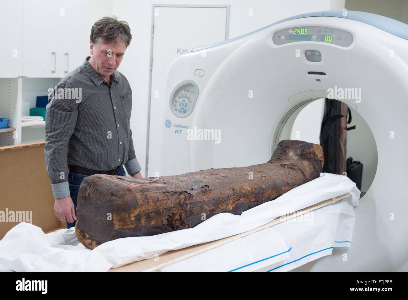 Mummification process hi-res stock photography and images - Alamy