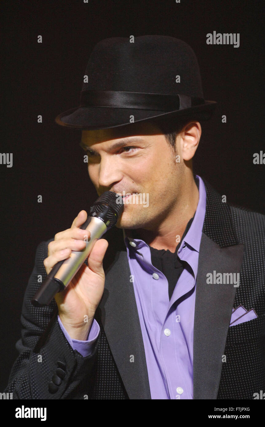 Luebeck, Germany. 28th Jan, 2008. German jazz singer Roger Cicero ...