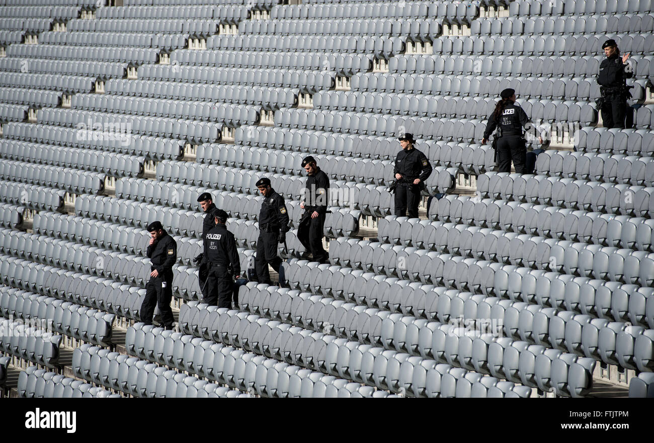 Munich, Germany. 29th Mar, 2016. Police officers check the seating rows ...