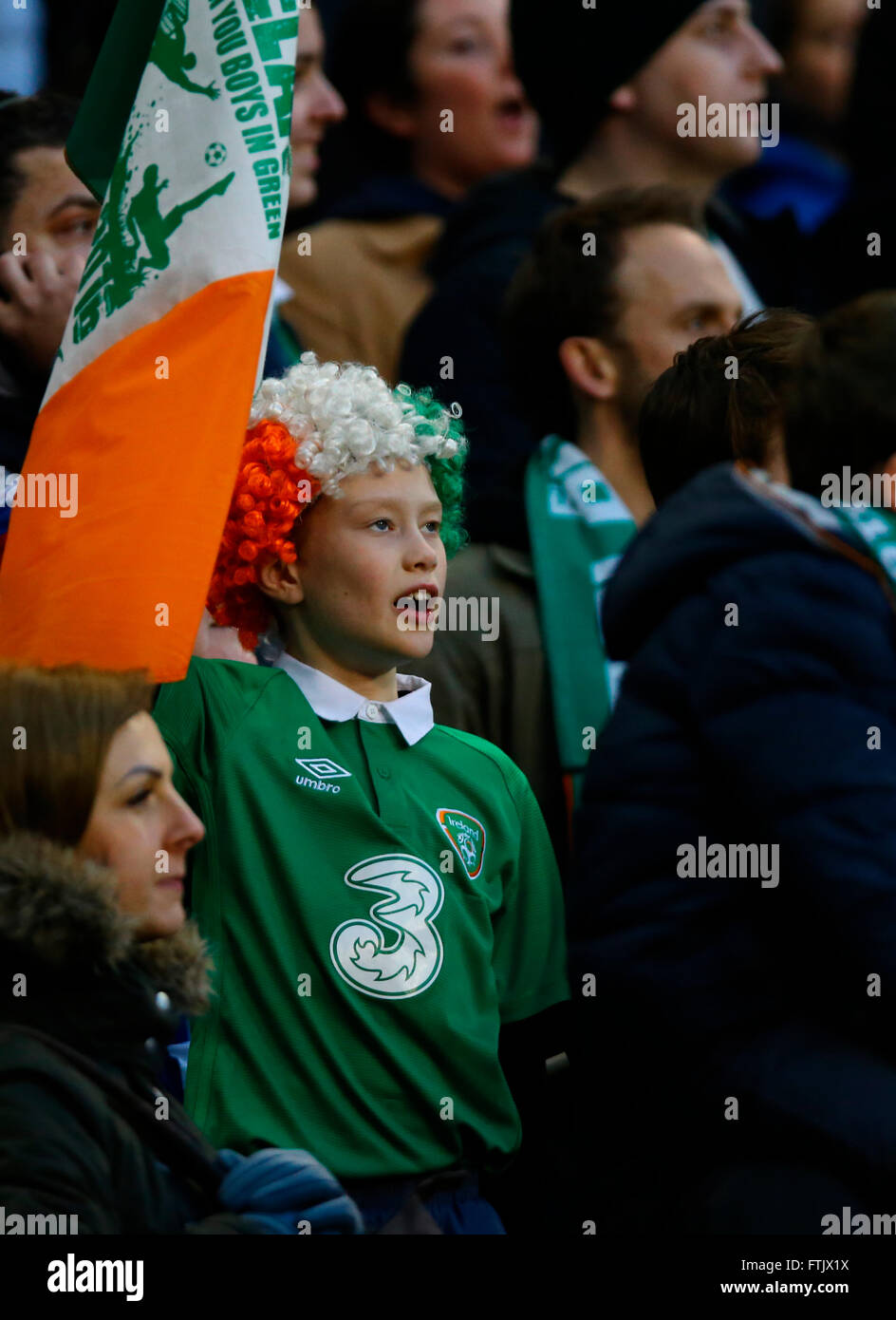 Ireland fan cheers on her team hi-res stock photography and images - Alamy