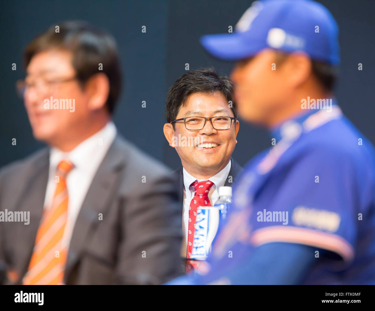 Twins korean hi-res stock photography and images - Alamy