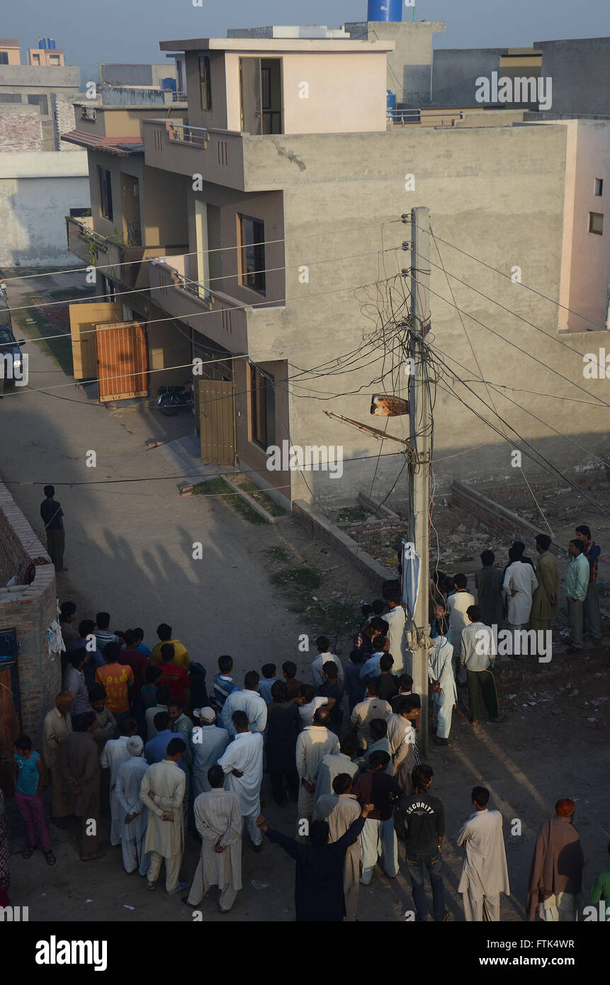 Pakistani Crime Investigation Agency's (CIA) police collect evidence ...