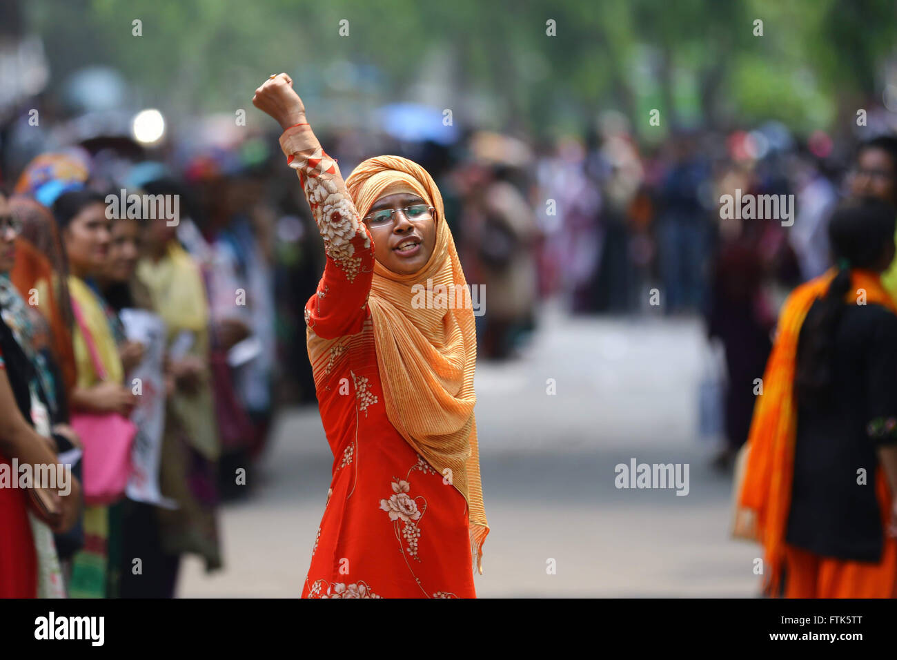 Dhaka, Bangladesh. 30th March, 2016. Bangladeshi students shout slogans ...