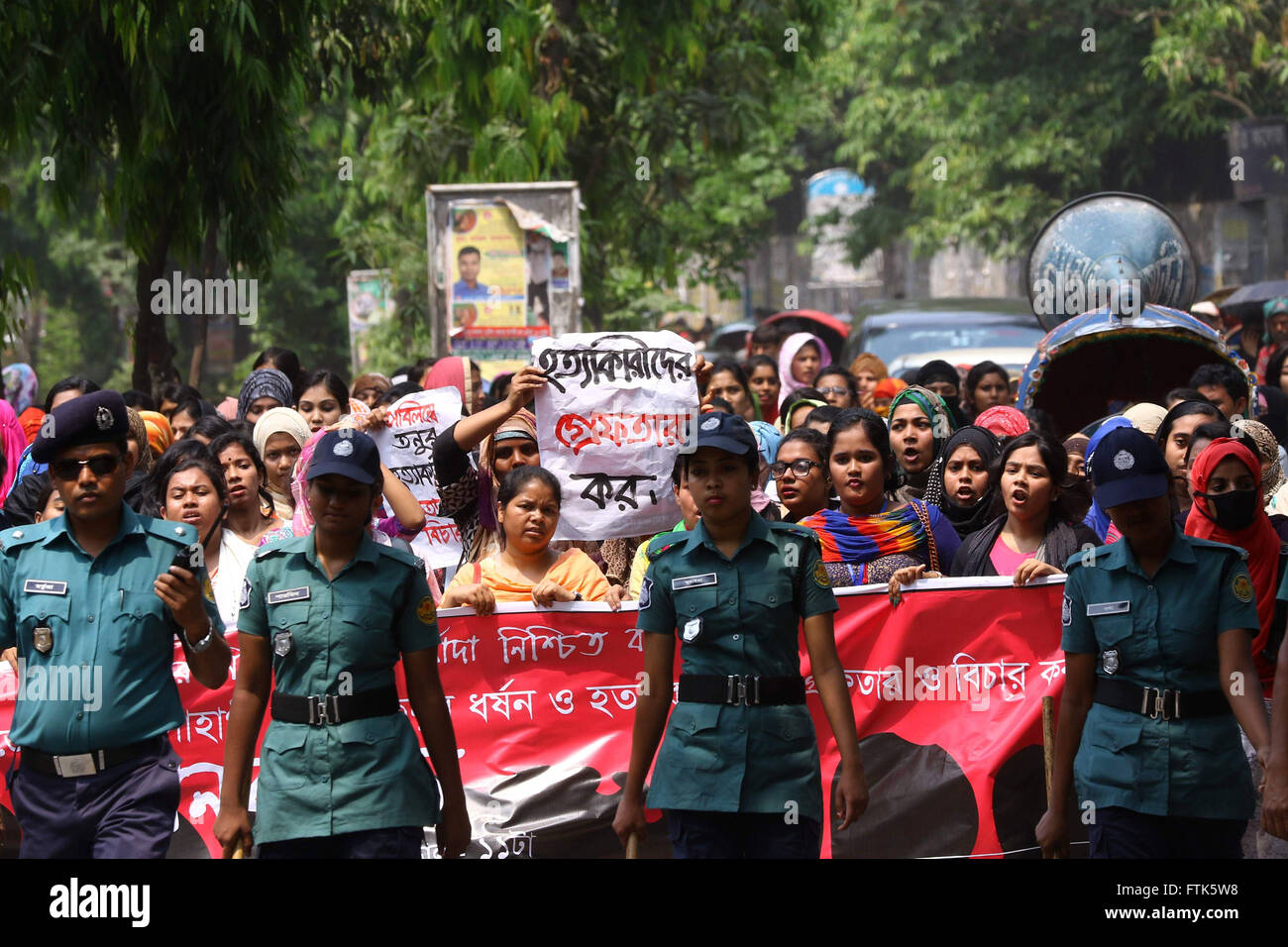 Dhaka, Bangladesh. 30th March, 2016. Bangladeshi students shout slogans ...