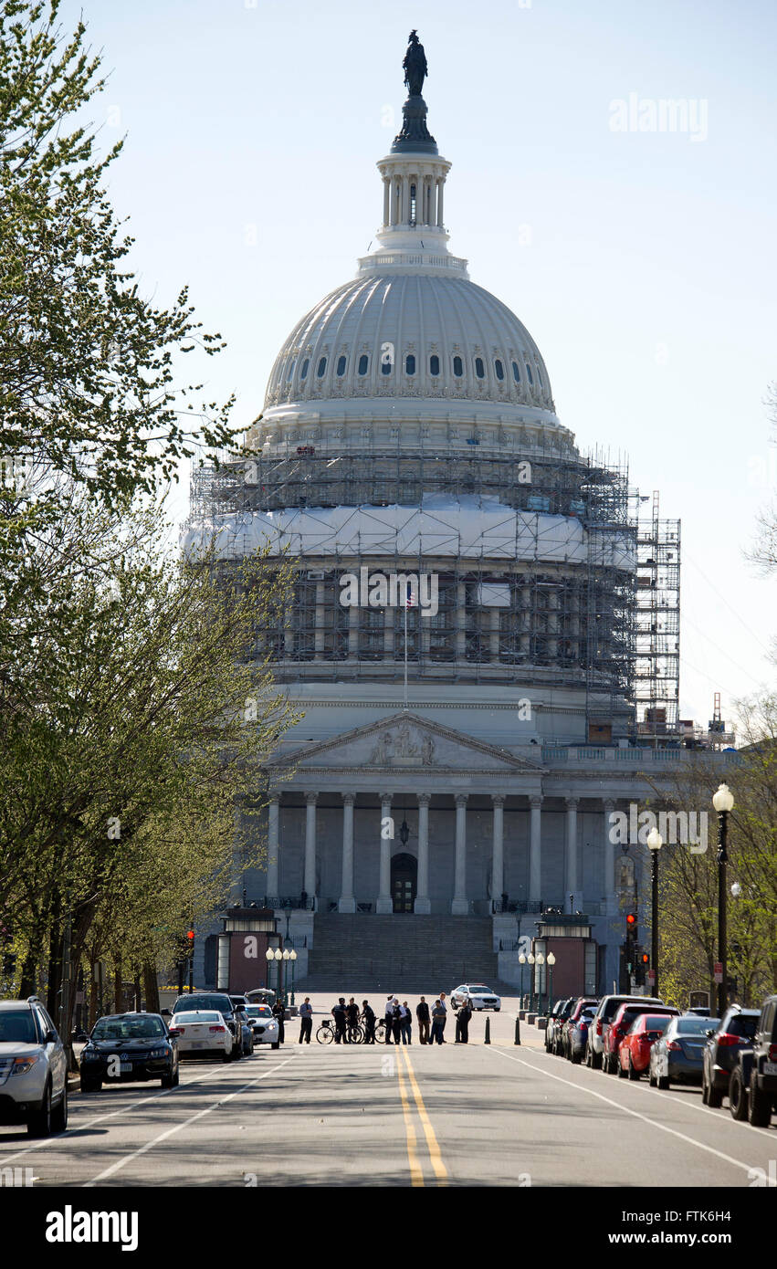 Activity around the United States Capitol looking west from the police ...