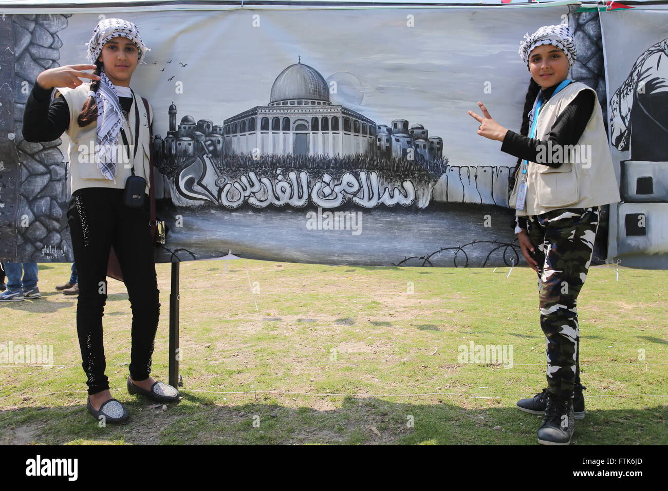 Gaza City, The Gaza Strip, Palestine. 30th Mar, 2016. Palestinians ...