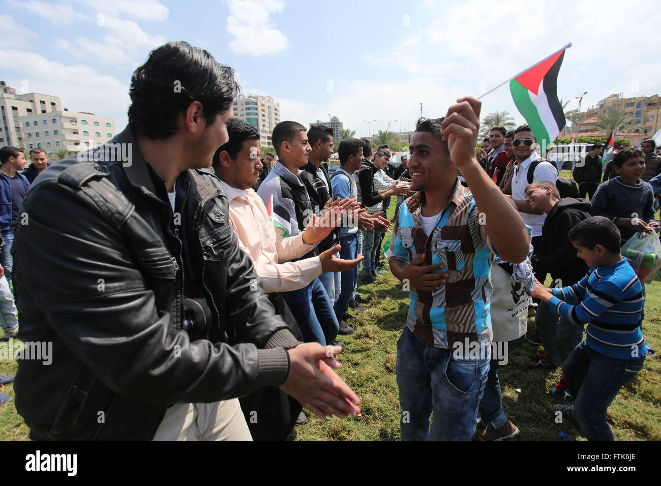 Gaza City, The Gaza Strip, Palestine. 30th Mar, 2016. Palestinians ...
