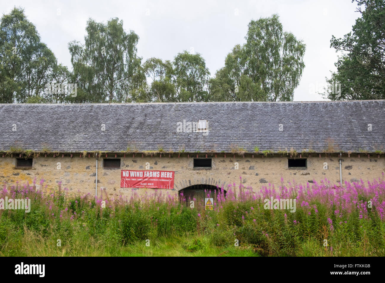 "No Wind Farms Here" banner on rural building Stock Photo - Alamy