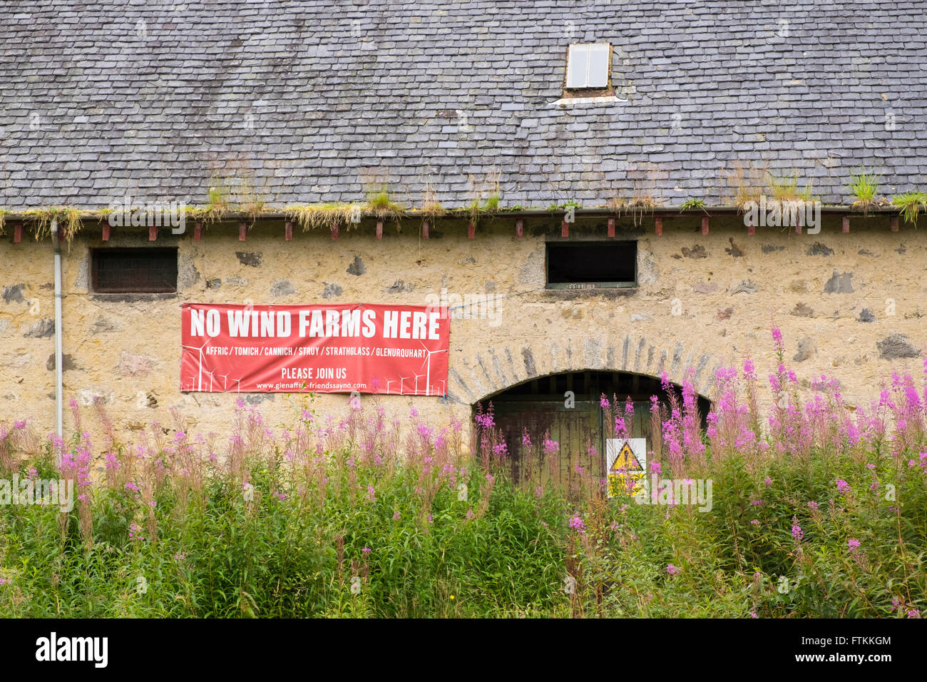 "No Wind Farms Here" banner on rural building Stock Photo - Alamy