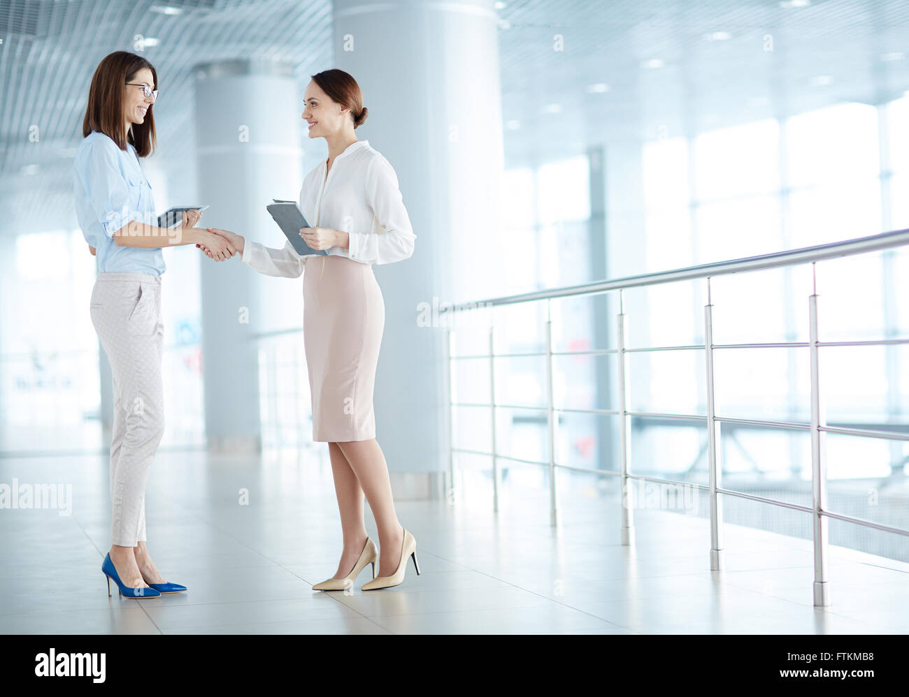 Handshaking woman hi-res stock photography and images - Alamy