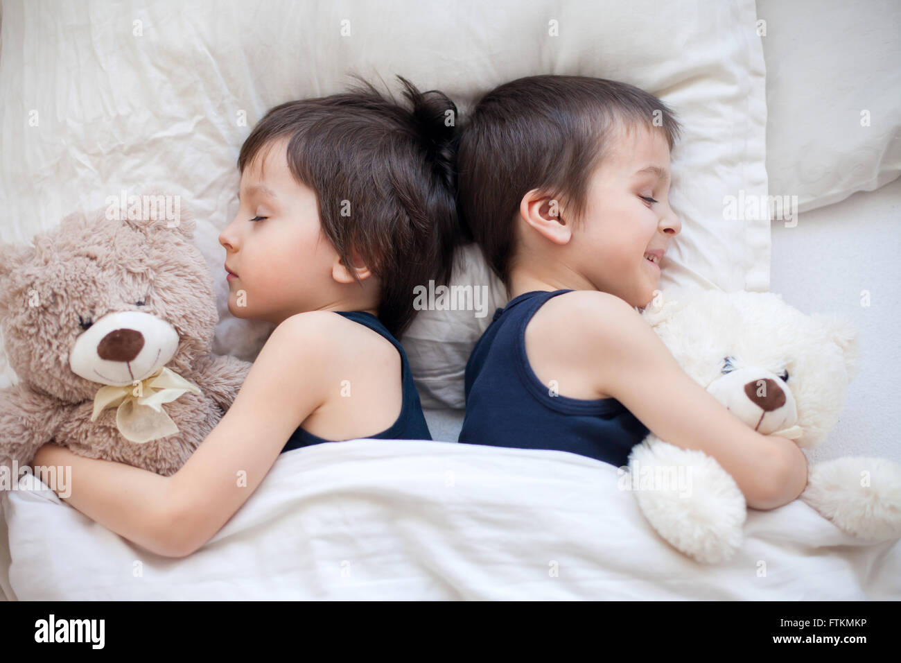 Two teddy bears hugging hi-res stock photography and images - Alamy