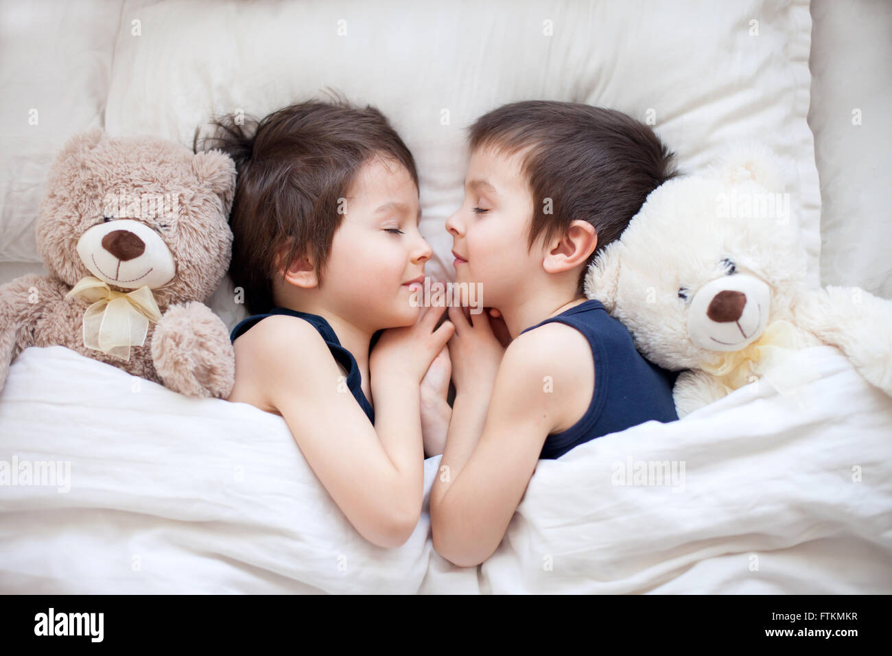 Two teddy bears hugging hi-res stock photography and images - Alamy