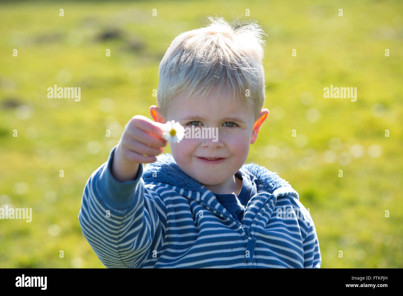 Child in nature uk hi-res stock photography and images - Alamy