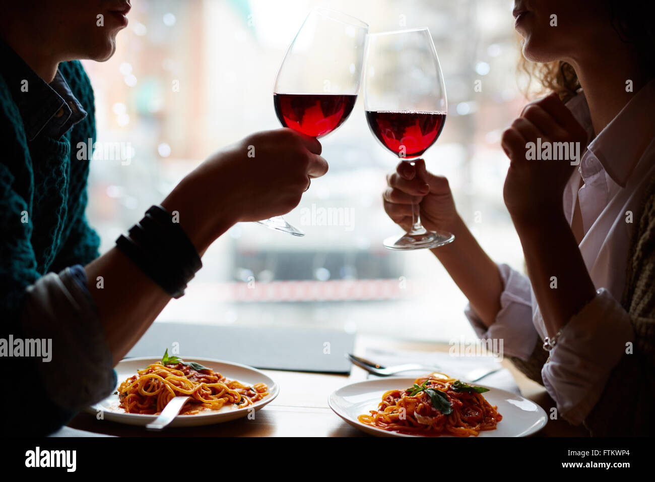 Woman man date close hi-res stock photography and images - Alamy