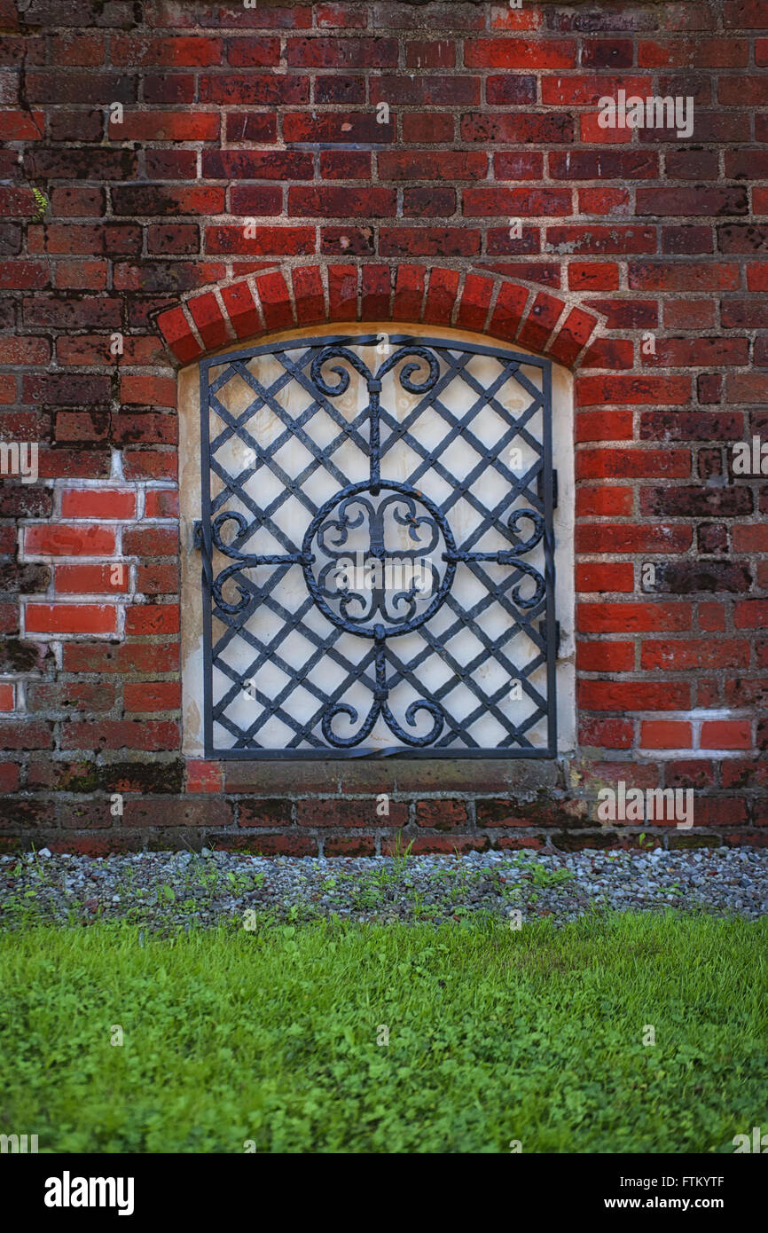 Metal grid window hi-res stock photography and images - Alamy