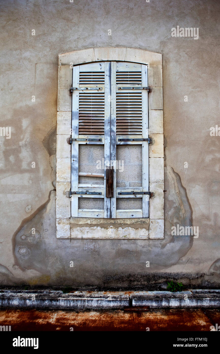 Dead window and broken shutter of a slum Stock Photo - Alamy