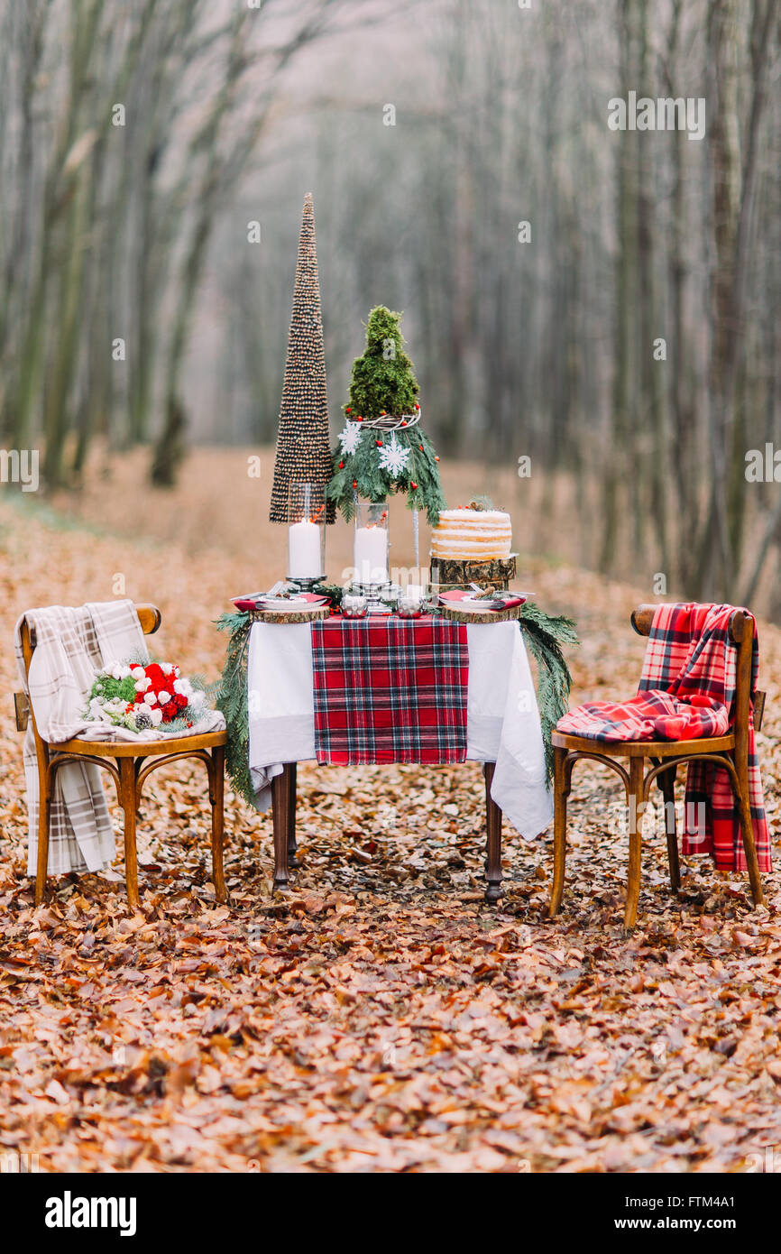Buffet in nature round table hi-res stock photography and images - Alamy