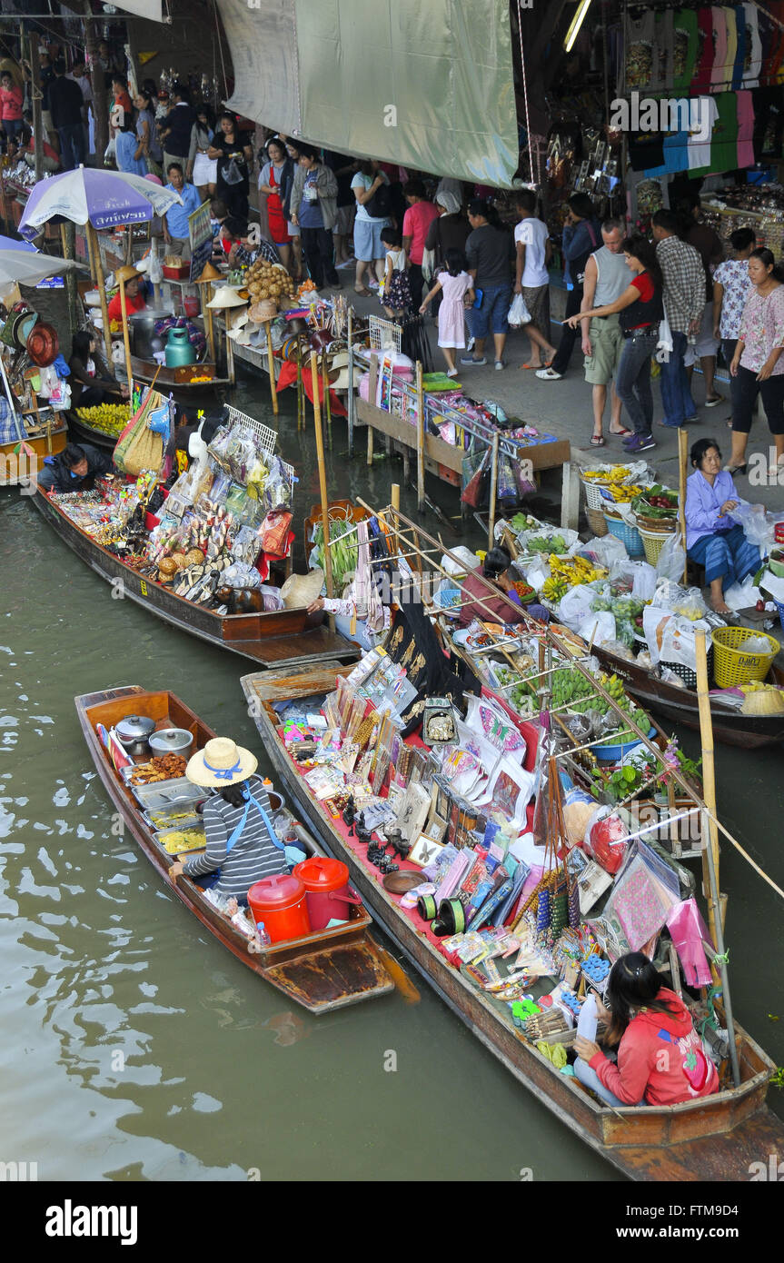 Dami Nani Saduak floating market at the eponymous river in Bangkok ...