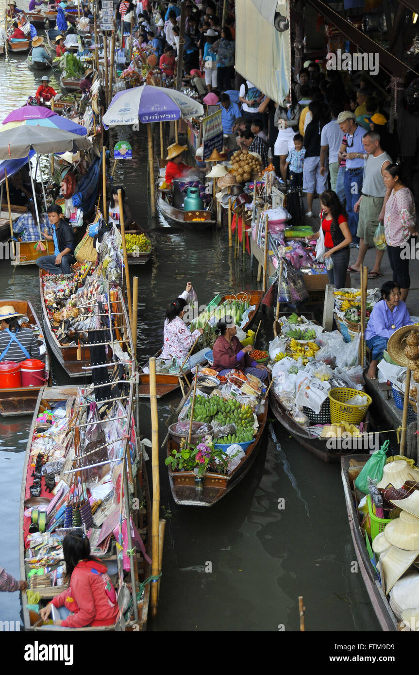 Dami Nani Saduak floating market at the eponymous river in Bangkok ...