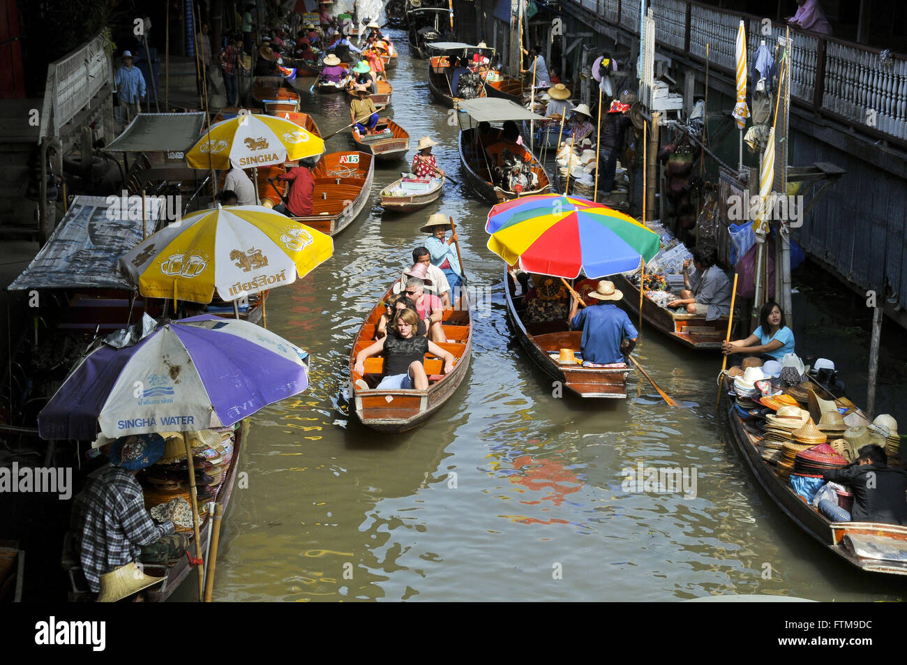Dami Nani Saduak floating market at the eponymous river in Bangkok ...