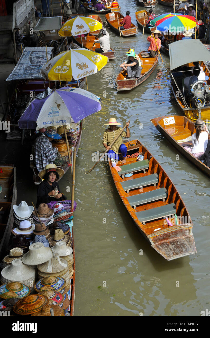 Dami Nani Saduak floating market at the eponymous river in Bangkok ...