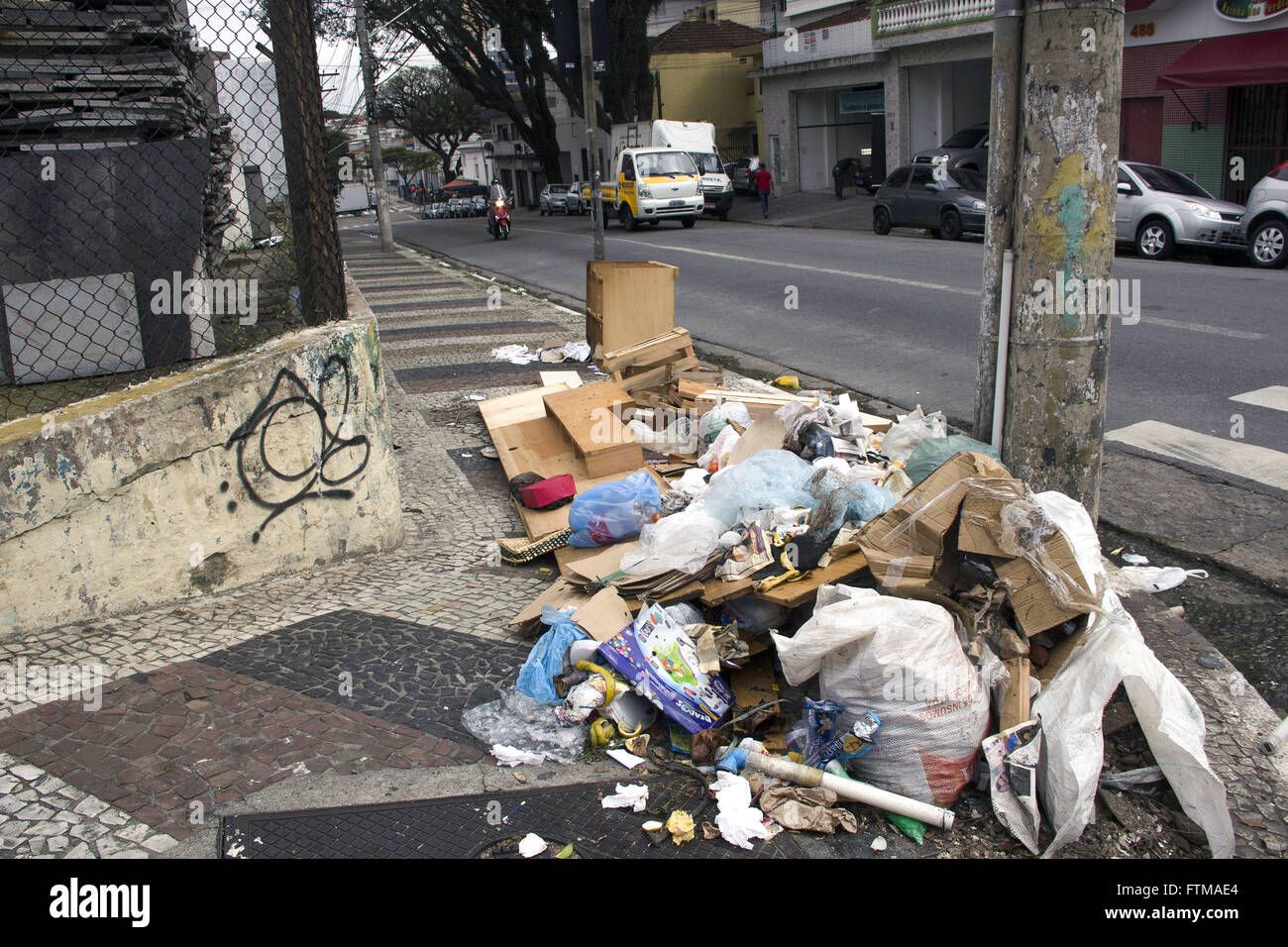 Lixo descartado na rua no bairro de Perdizes - zona oeste Stock Photo ...