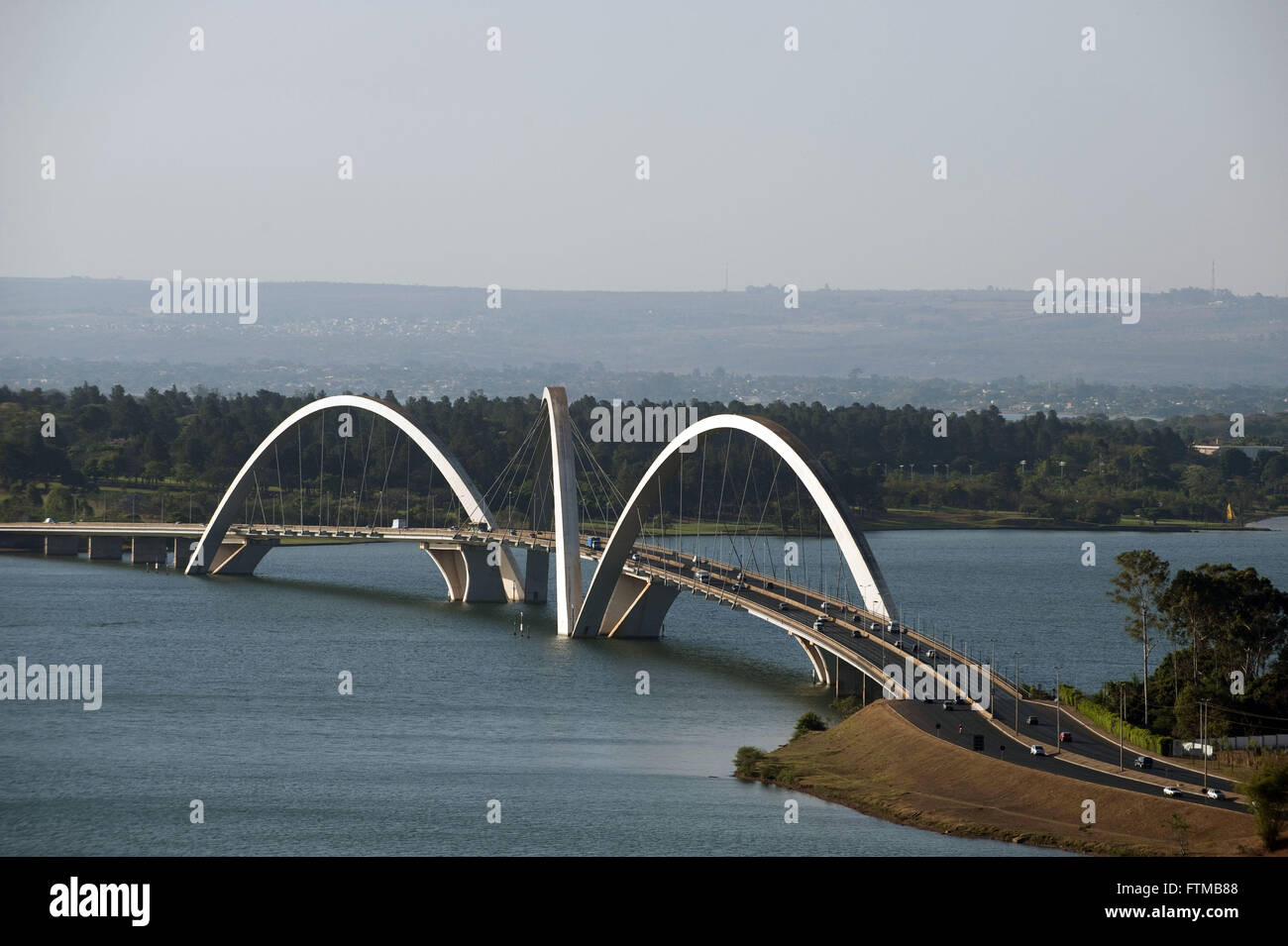 Juscelino Kubitschek Bridge over Lake Paranoa Stock Photo - Alamy