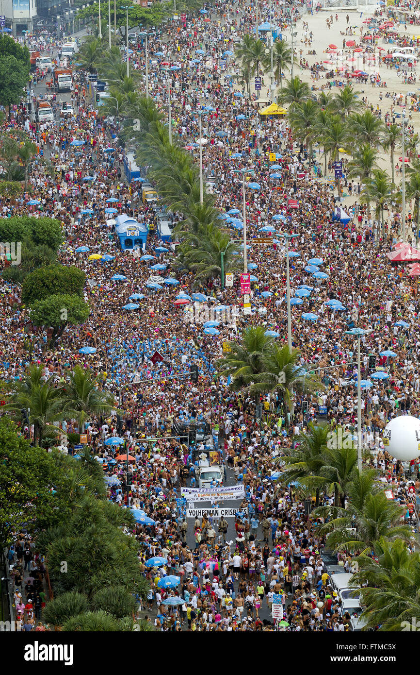 Crowd following parade hi-res stock photography and images - Alamy