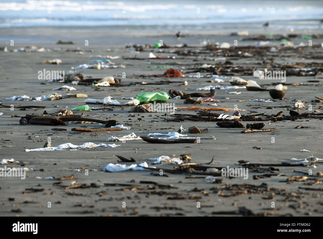Rubbish pollution beach sea hi-res stock photography and images - Alamy