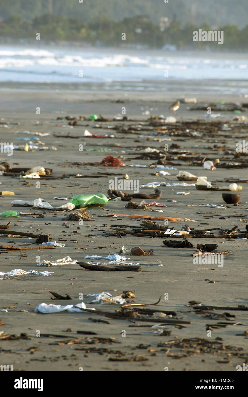 Rubbish pollution beach sea hi-res stock photography and images - Alamy