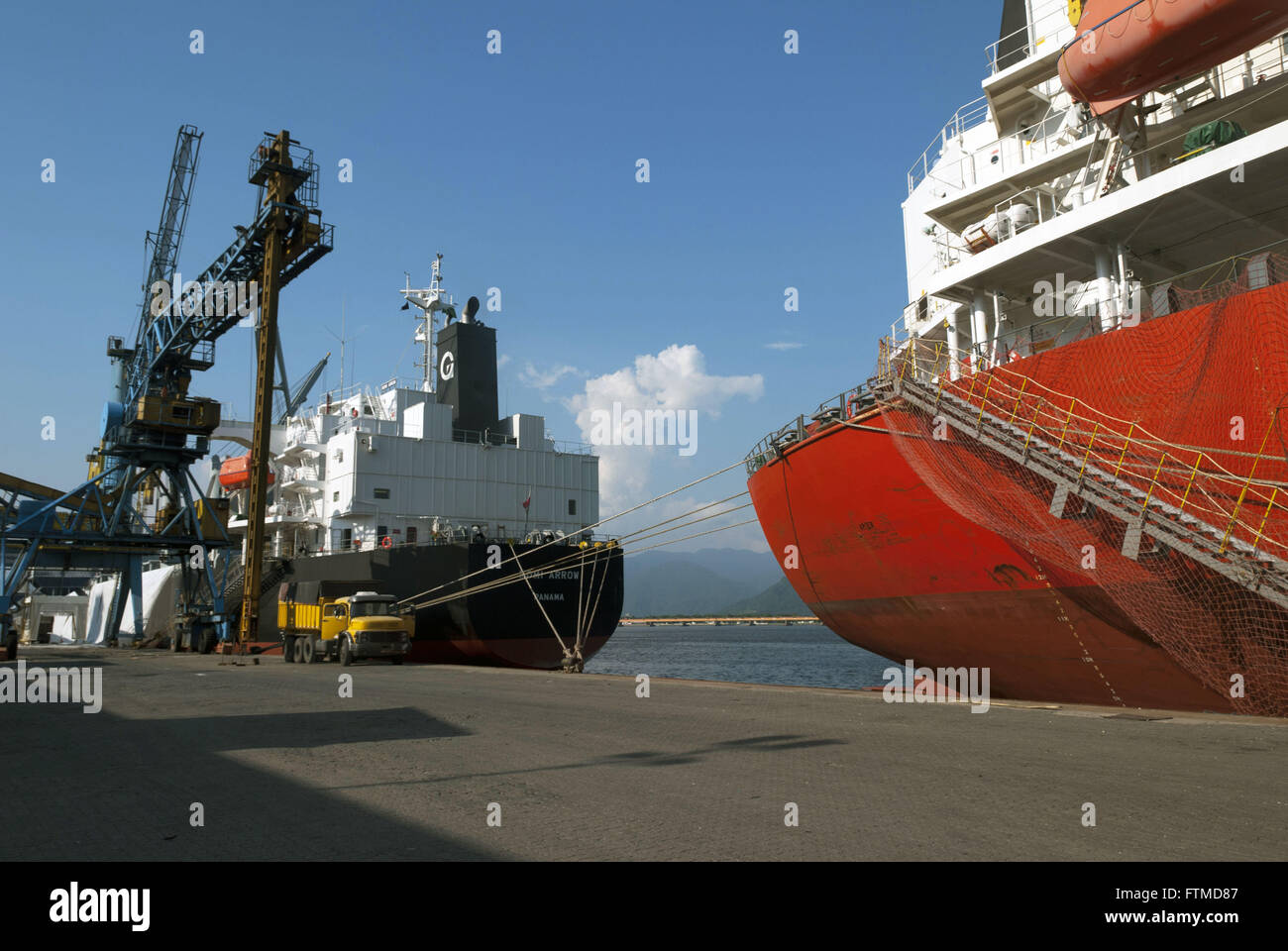 Ship Owner Gearbulk docked on the side of the port of Santos Stock ...