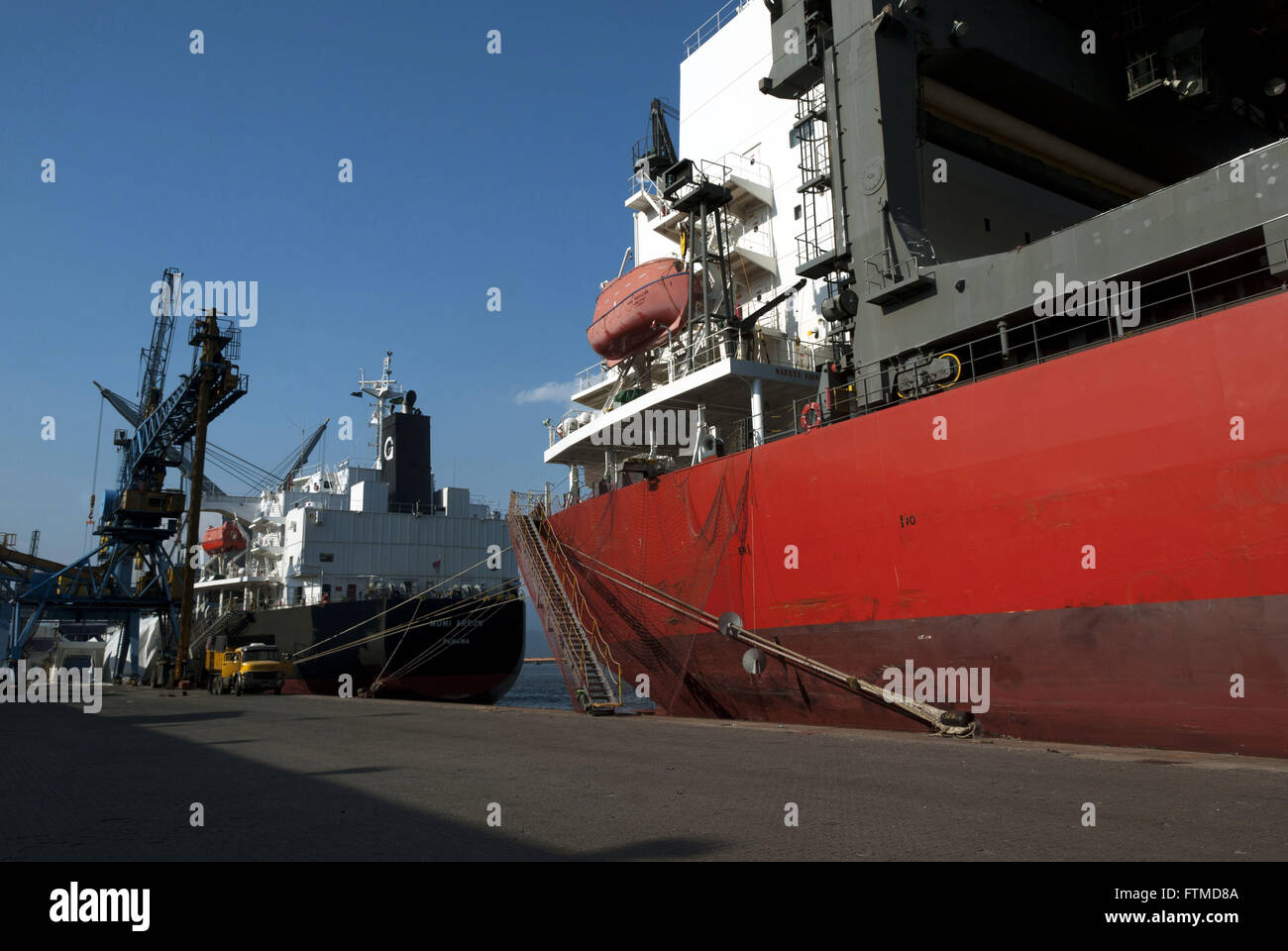 Ship Owner Gearbulk docked on the side of the port of Santos Stock ...