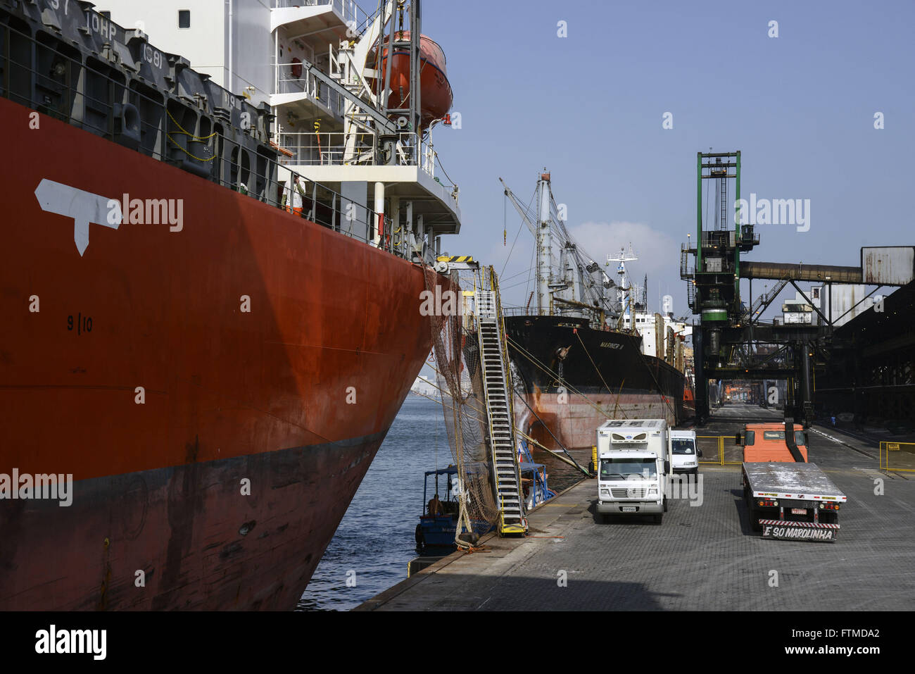 Container ship docked port hi-res stock photography and images - Alamy