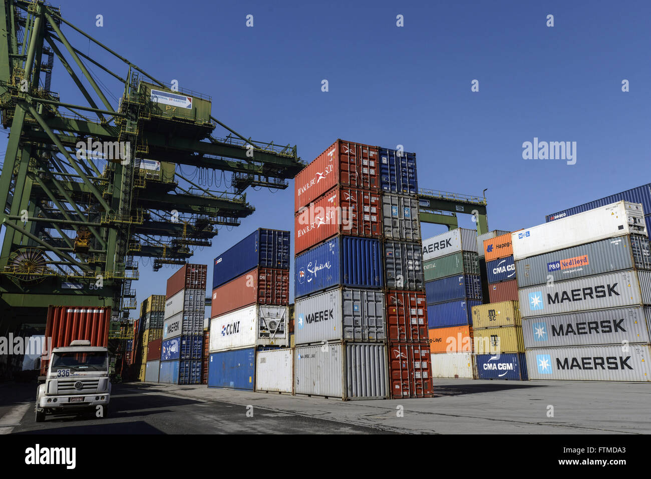 Loading shipping containers hi-res stock photography and images - Alamy