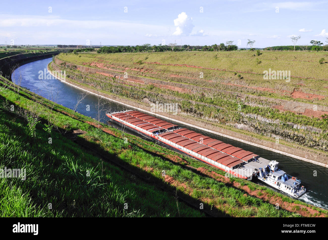 Tug and barge sailing the Channel Deoclecio Bispo dos Santos Stock ...