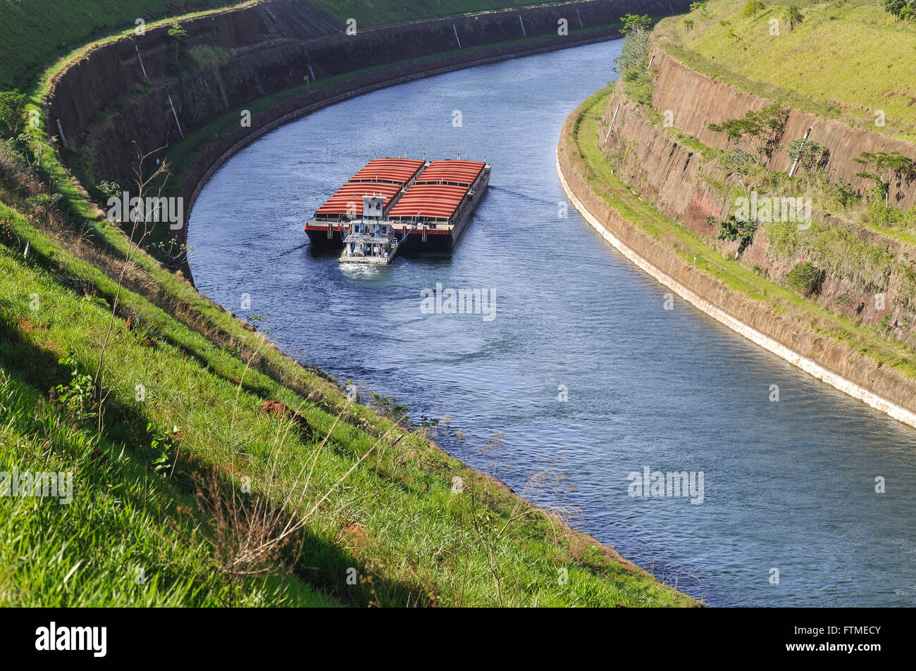 Tug and barge sailing the Channel Deoclecio Bispo dos Santos Stock ...