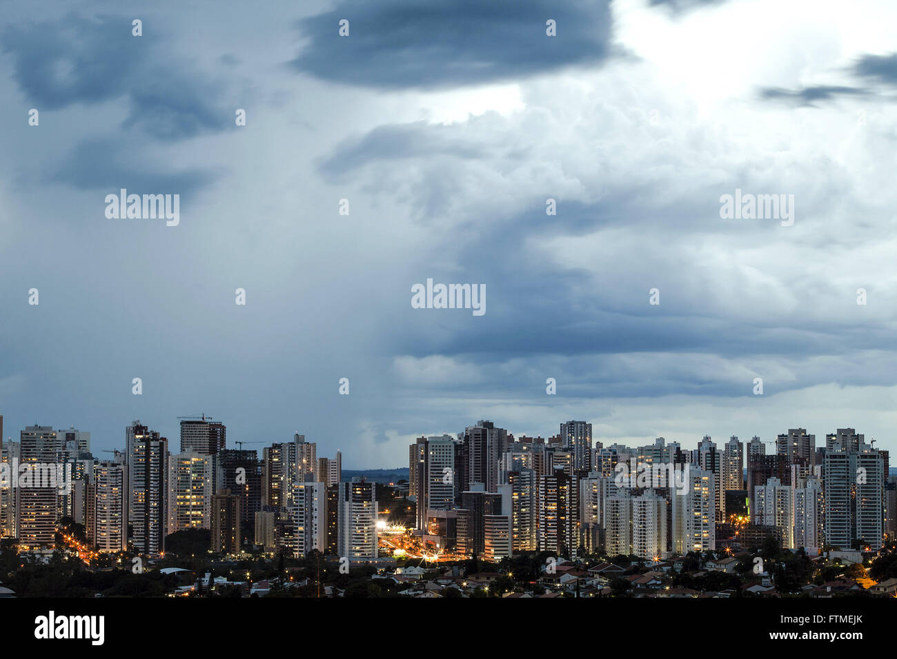 Rain city hi-res stock photography and images - Alamy