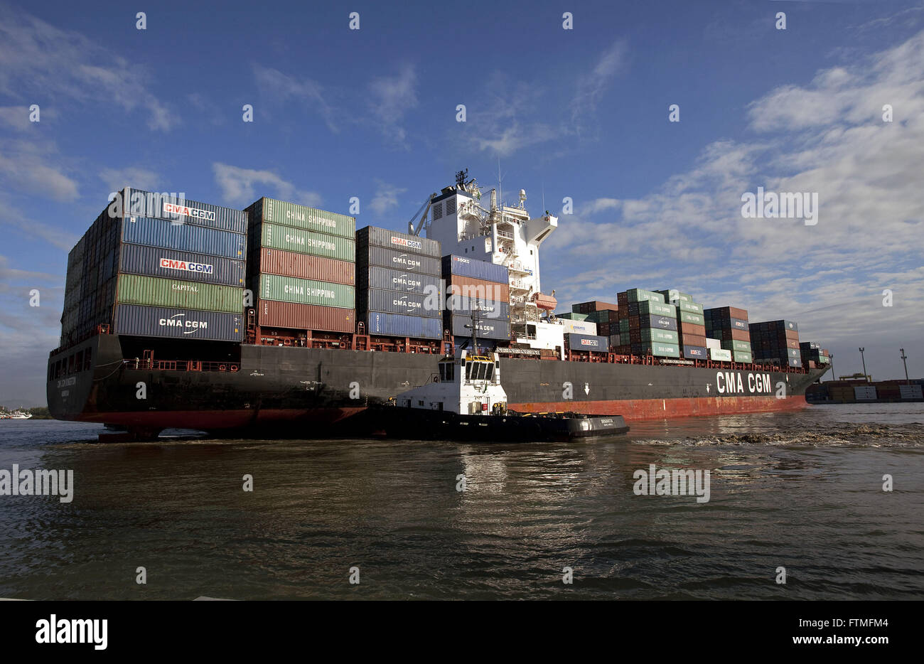 Maneuvering container ship hi-res stock photography and images - Alamy