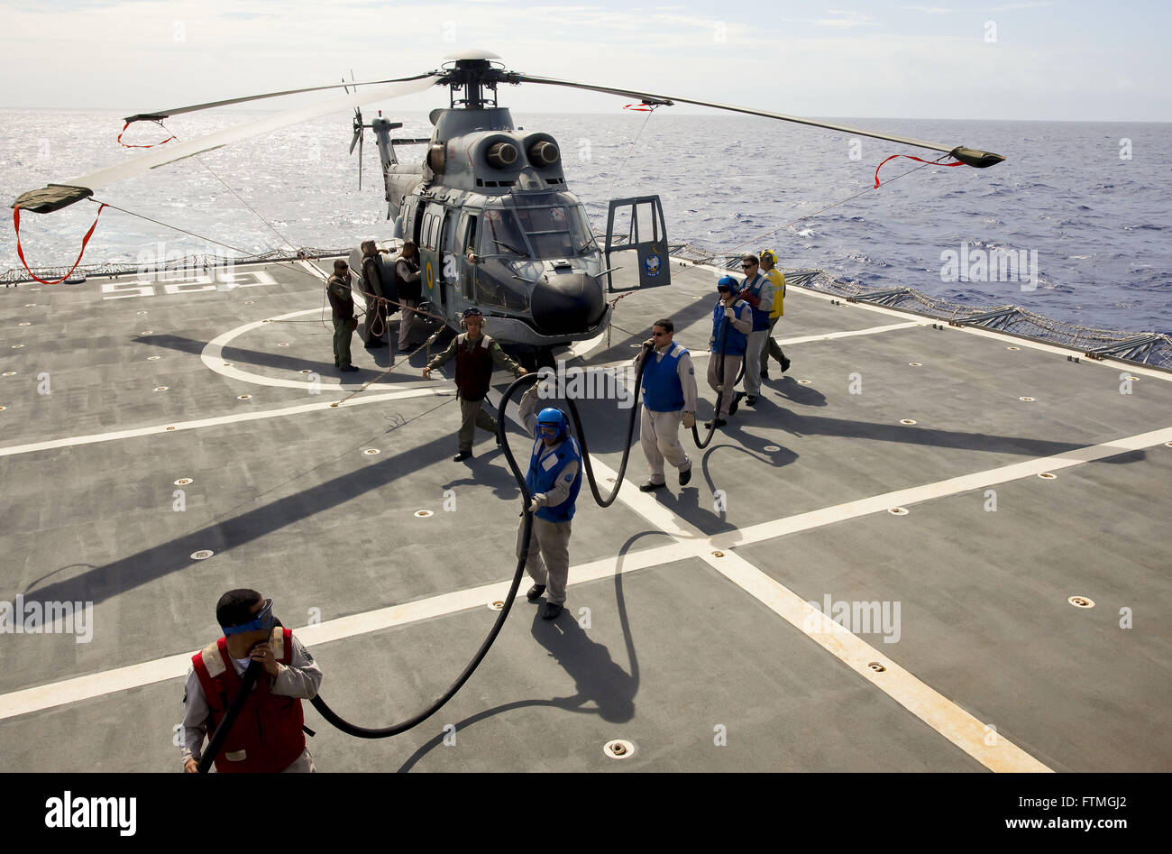 Helicopteo Super Puma in Ship Unloading Car Combat NDCC at Trindade ...