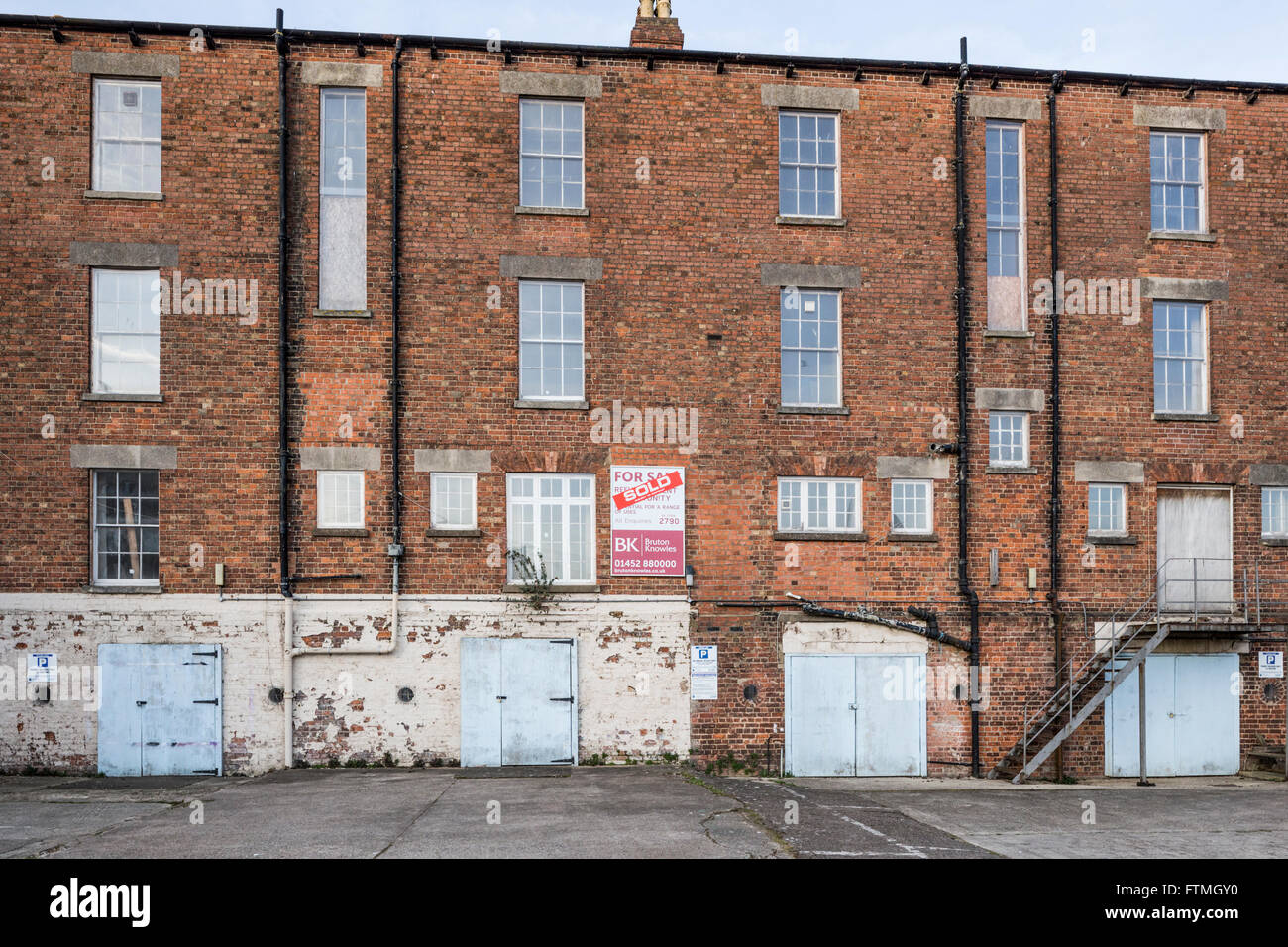 Row terraced buildings hi-res stock photography and images - Alamy