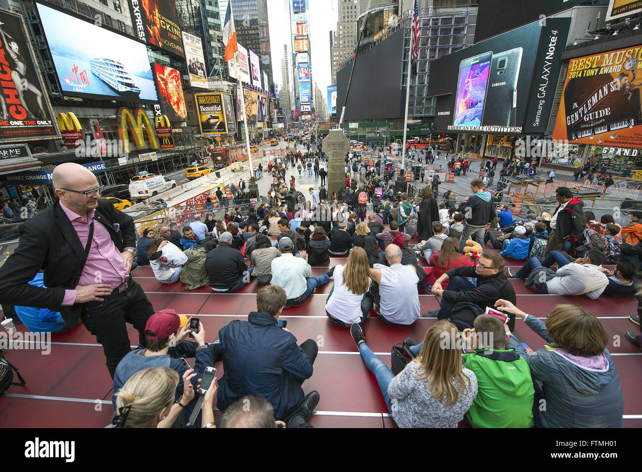 Times square people sitting hi-res stock photography and images - Alamy
