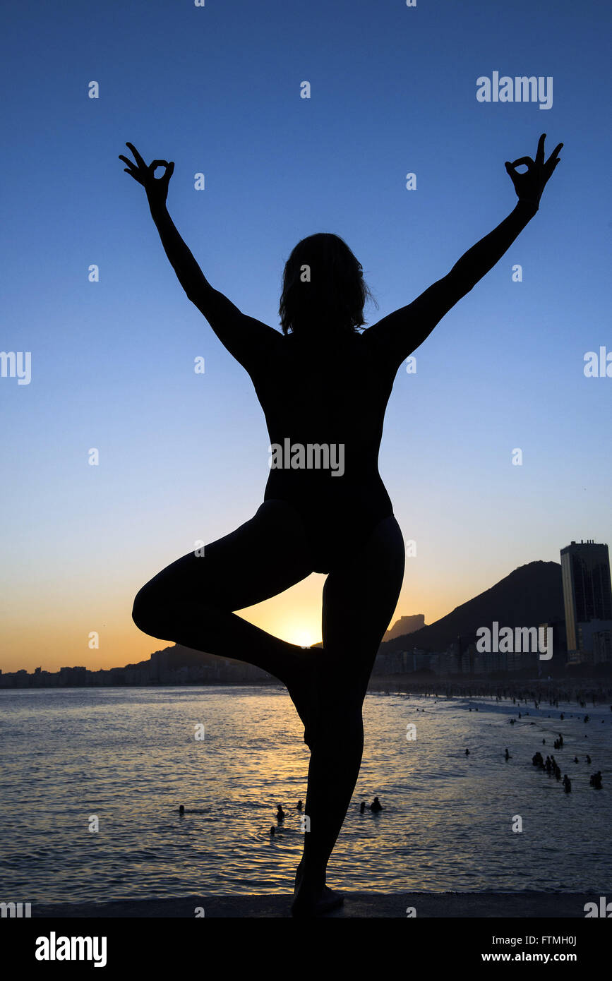 Women sunset beach pose hi-res stock photography and images - Alamy