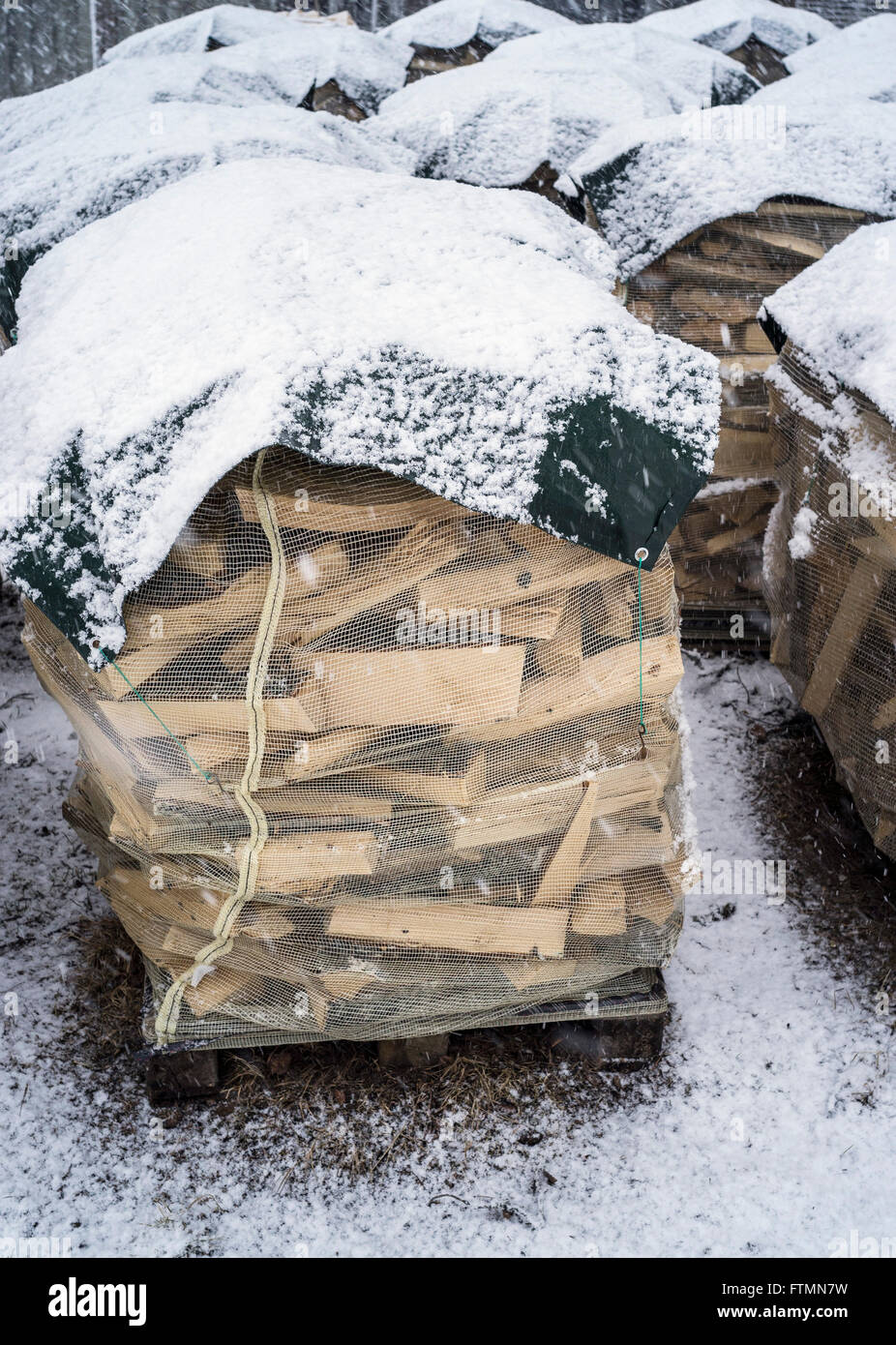 Firewood pallets hi-res stock photography and images - Alamy