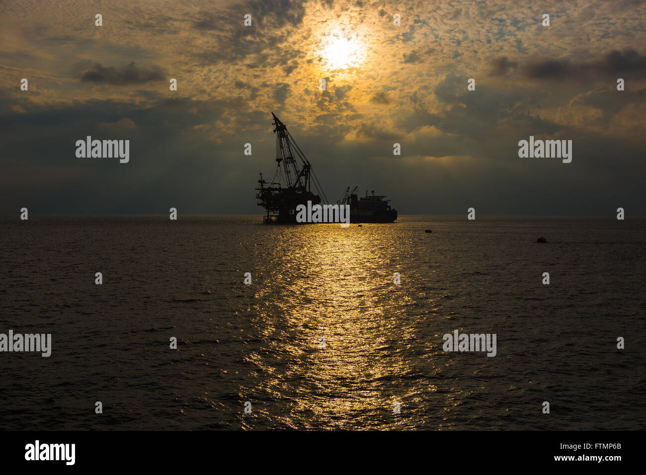 Offshore oil rig crane hi-res stock photography and images - Alamy